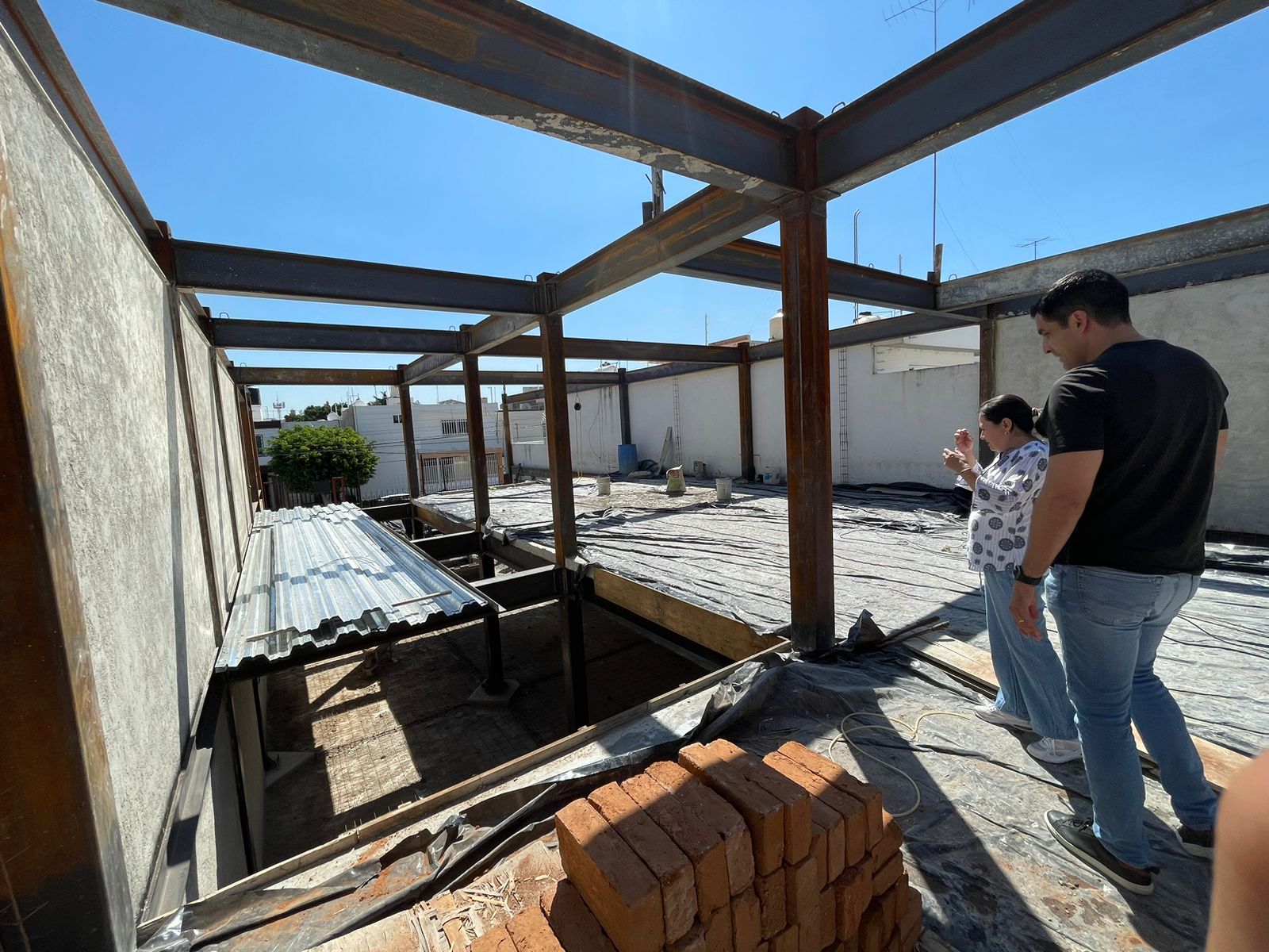 Un Vistazo Exclusivo: | Explorer School